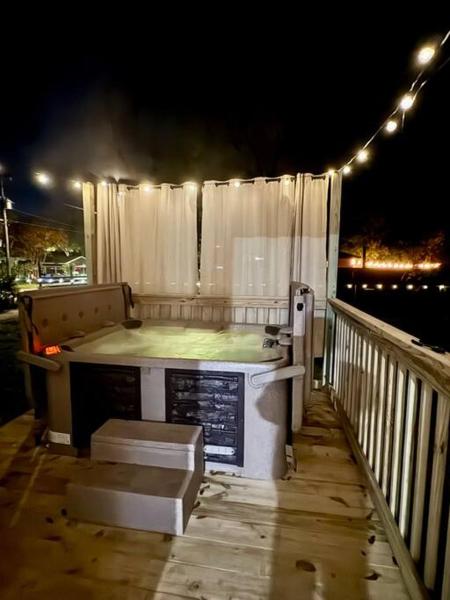 Hot Tub! Cozy Bungalow Downtown Near River - Schlitterbahn, New Braunfels
