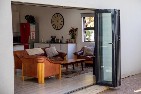 2 Bedroom Apartment In Waverley, Bloemfontein - Bloemfontein