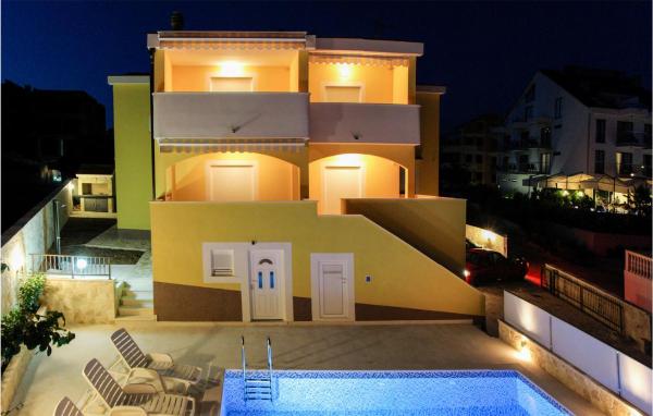 Lovely Apartment In Zecevo Rogoznicko - Primošten