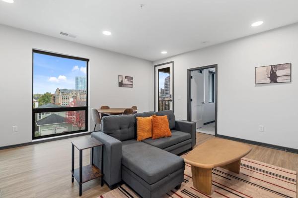 Cozysuites Mass With Parking Lounge & Roof Deck #39 - Indianapolis, IN
