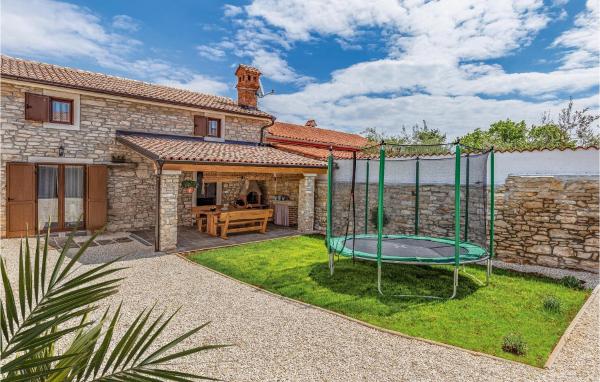 Awesome Home In Peruski With Wifi - Rakalj