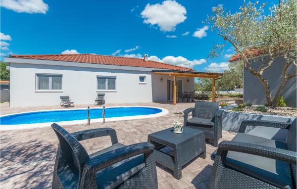 3 Bedroom Cozy Home In Sikovo - Galešnjak