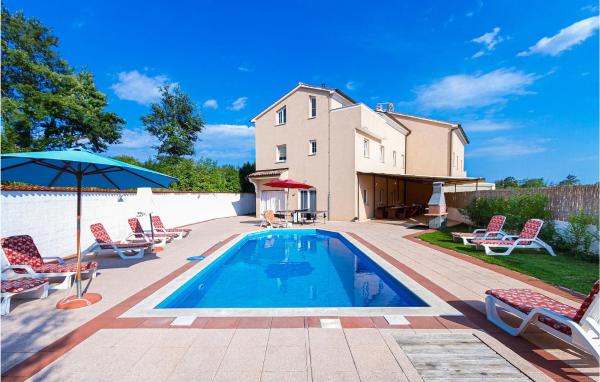 8 Bedroom Gorgeous Home In Cere - Istria