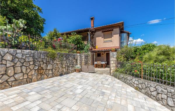 1 Bedroom Stunning Apartment In Lovran - Medveja