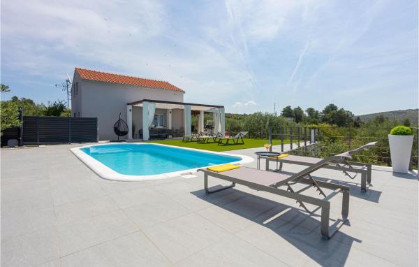 Awesome Home In Sutivan - Sutivan