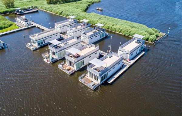 Aqualiving - Amsterdam Airport Schiphol (AMS)
