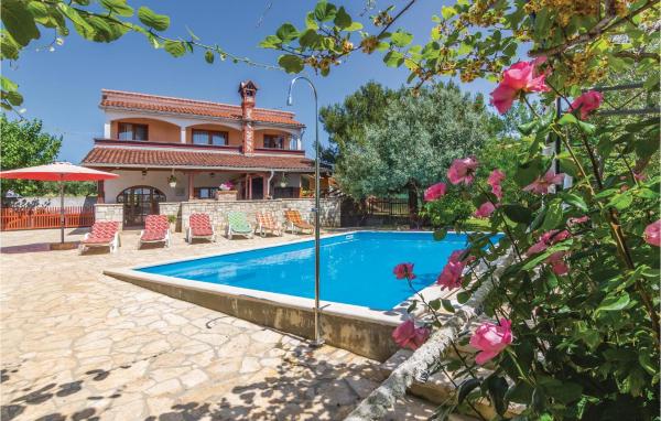 Awesome Home In Vodnjan - Pola