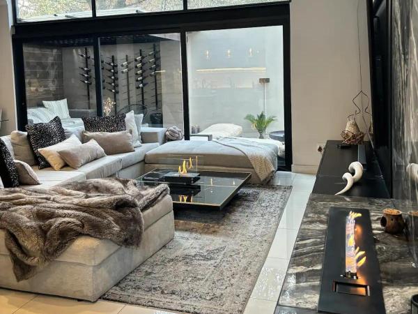 Luxurious 4-bedroom Retreat In Bryanston, Sandton - Sandton