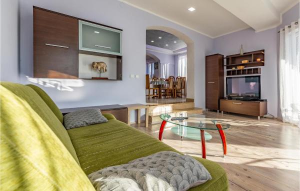 3 Bedroom Beautiful Apartment In Pula - Pula