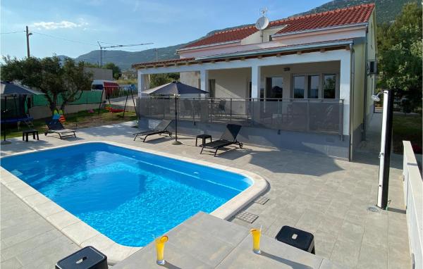 Three-bedroom Holiday Home In Kastel Stari - Split