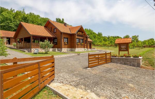 4 Bedroom Beautiful Home In Otocac - Croatie