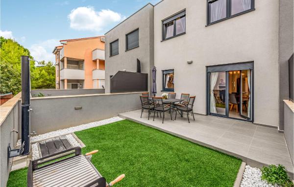 3 Bedroom Gorgeous Apartment In Vrsi - Nin