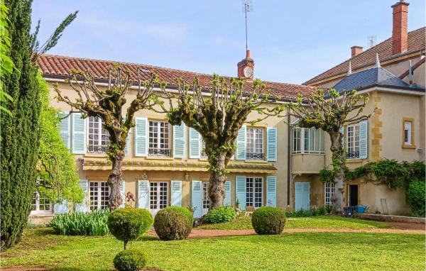 7 Bedroom Awesome Home In Charlieu - Charlieu