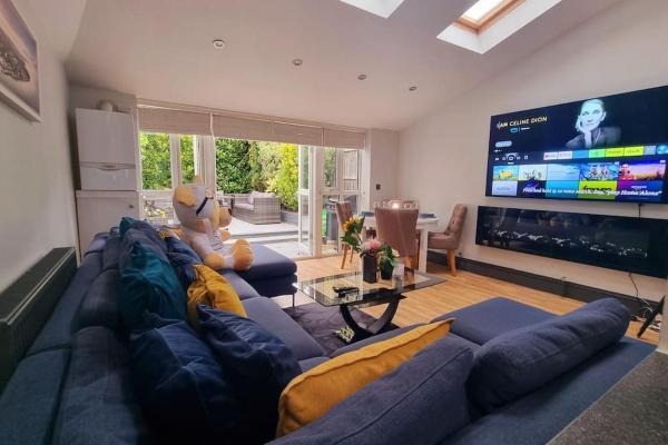 5 Bed Home With Cinema, F1 Racing Sim, 1 Gb Internet, Bbq, Garden, 20 Mins London, Parking, Ev Port, Metro 5 Mins Walk - Surbiton