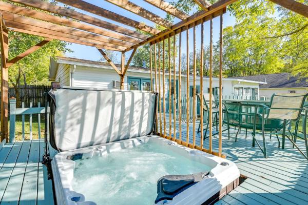 Sand Lake Retreat Canal Access And Large Yard! - 布魯克林