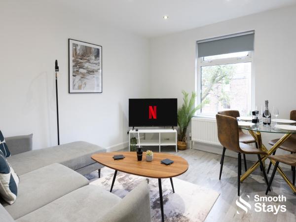 Modern 2 Bed Apartment By Smooth Stays Short Lets & Serviced Accommodation Preston With Parking Near Train Station - Preston