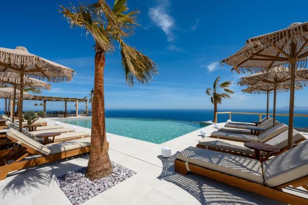 Leon Luxury Suites - Santorini