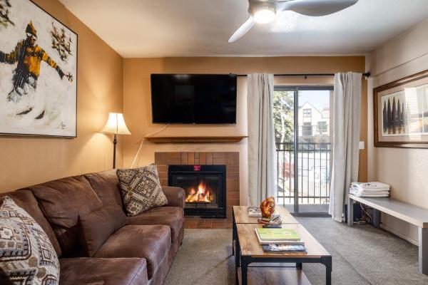 Great Location, Sleeps 4, 5 Min Drive To Ski & Bike Access, Shared Pool! - Park City