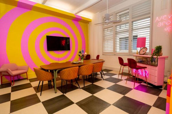 Fun And Cheeky 70s Styled City Apartment - 크리몬느