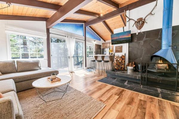 Antler Inn Offers Fenced Yard, Walk To Bear Mtn & Zoo, Shuffleboard - Big Bear, CA