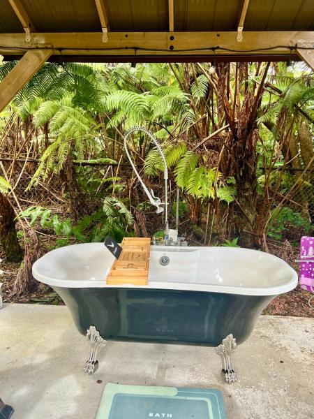 Romantic Retreat, Relax At Hot-tub, Indoor & Outdoor Shower, Firepit, 5 Min To Hawaii Volcano Park - Volcano, HI