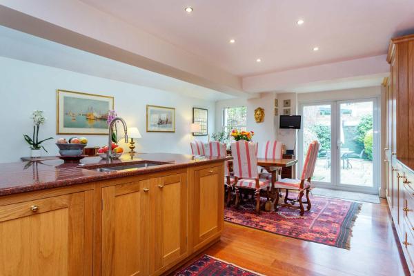 Veeve - Rose-tinted Charm - Fulham