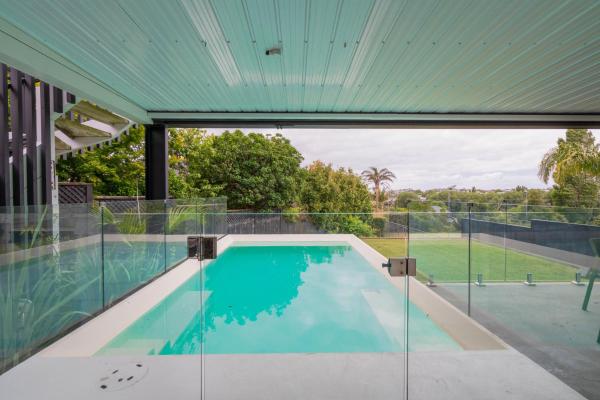 Stunning Poolside Residence - Auckland