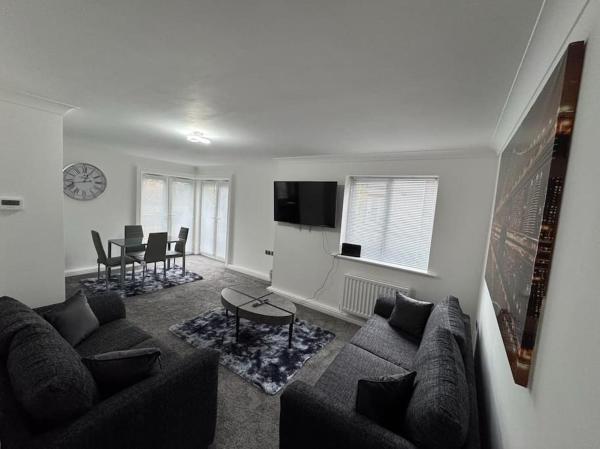 The Modern Balcony Apartment - 2 Bed 1 Bath Private Parking - Milton Keynes