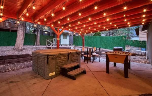 Moonlight Serenity - Ideal Location With Hot Tub And Foosball Table! Walk To Local Shops And Zoo! - Big Bear Lake, CA