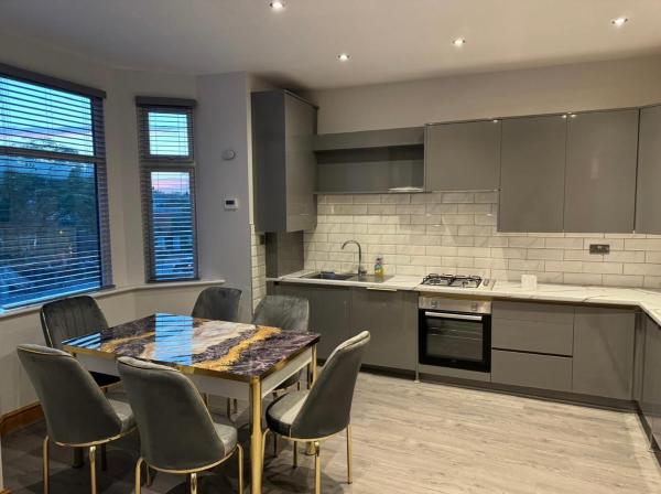 Luxury 4 Bedroom Apartment - Altrincham