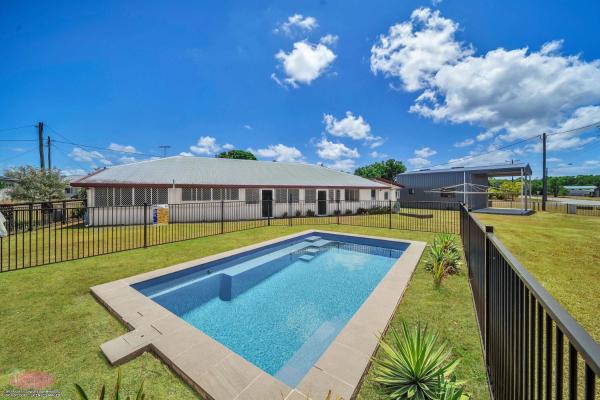 Reef Shack Beach Vibes Stroll To The Beach - Silkwood