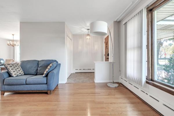 Spacious 2 Bedroom Home In Niles, Illinois With Office, Full Kitchen And 2 Baths - Niles, IL