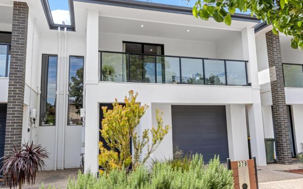 4 Bedrooms 3 Bathrooms Home With A Big Balcony In Tranmere - Adelaida