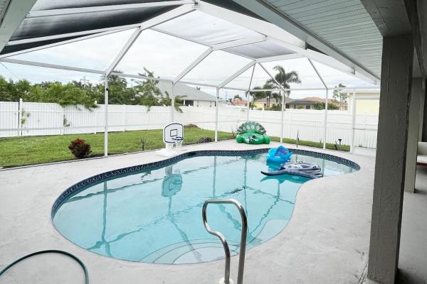 Pelican House 4 Bedrooms Free Heated Pool - Cape Coral, FL