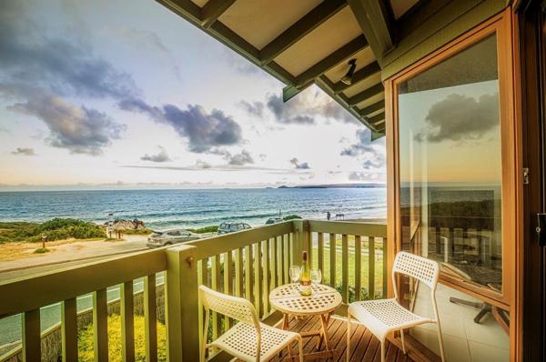 Absolute Beachfront Port Elliot Ocean Views Sleeps 8 Family Holiday Accommodation - Port Elliot