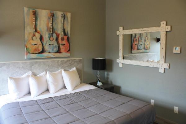 Price Pointe Inn - Waukesha, WI