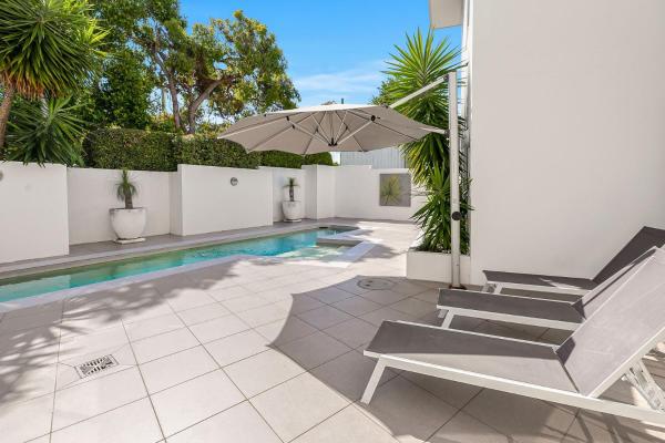 1 Alpha - Lovely And Spacious 3 Bed Apartment All On One Level Lift Pool Air Con Garden Outlook - Peregian Beach