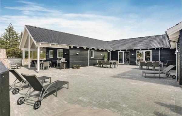8 Bedroom Lovely Home In Blåvand - Blåvand