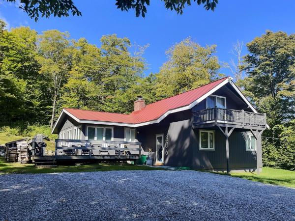 Alpine Chalet Grill, Fire Pit, Pool, Gym, Cornhole - Rutland, VT
