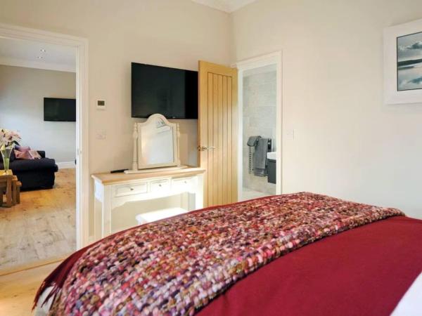 Chic Clock Tower With Gardens Close To Beaches - Haverfordwest