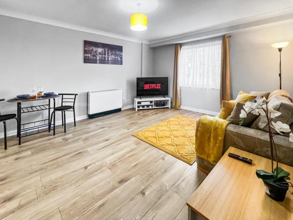 Stylish Apartment Near Heathrow, Skyline Views - Hayes