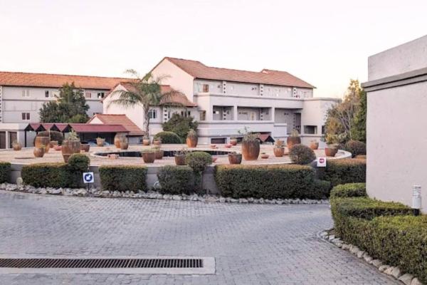 Spacious 3 Bedroom Apartment At Blandford With A Pool - Lanseria