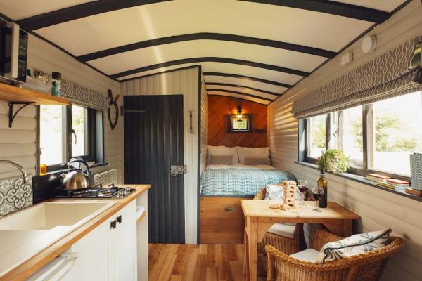 Lomu - Cosy Coastal Shepherd's Hut With Log-burner And Wifi - Little Haven