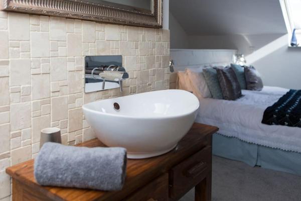 Little Bream - Pretty Cosy Cottage, Sea Views, Walk To The Beach - Falmouth