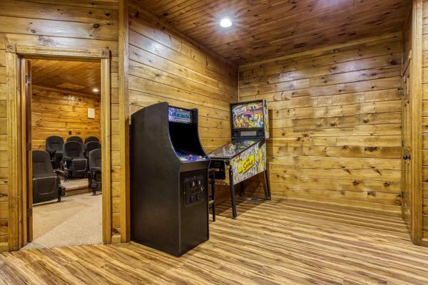 It's 5 O'clock Somewhere Hot Tub, Theater Room, Free Tickets Each Paid Day, Game Room, Wifi!!! - Gatlinburg, TN