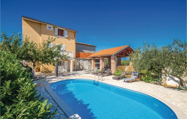 4 Bedroom Cozy Home In Poljica - Krk