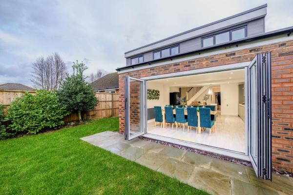 Large 6-bed House, Free Parking & Motorway Access - Warrington