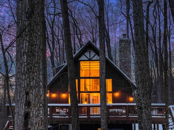 Mountainside W Fireplace, Fire Pit, Deck, & Wifi - West Virginia
