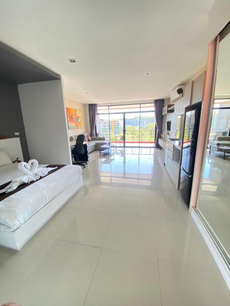 Stunning 60 Sqm Studio At Naiharn Beach Condo, Walk To Beach, Your Tropical Retreat! - Phuket