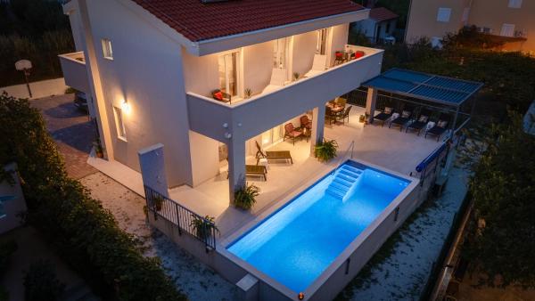 Villa Leonore In Omis With 4 En-suite Bedrooms, Heated Pool, Fitness, Ps5, Completely Fenced Yard, Sandy Beach Just 3min Walk - Omiš